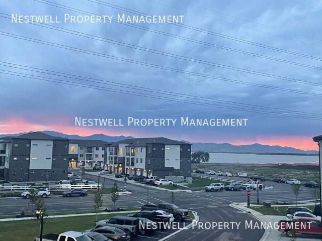 Beautiful Third level Condo Located in Vineyard!