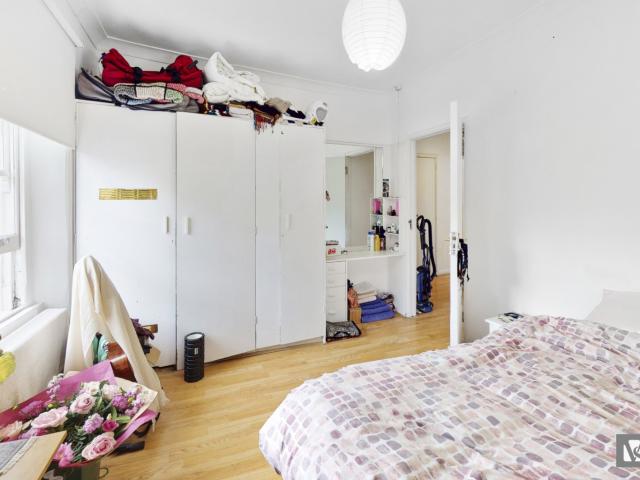 Beautiful Three Bedroom Apartment in Oakley Square, London – A Perfect Home for You!