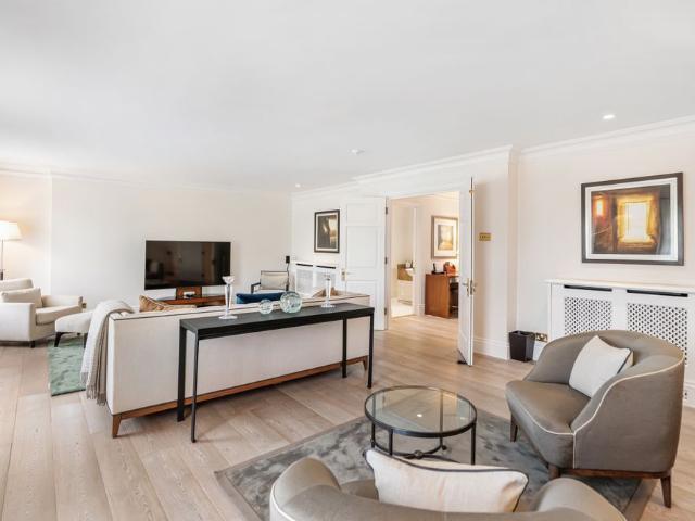 Beautiful Three Bedroom Notting Hill Apartment with Terrace