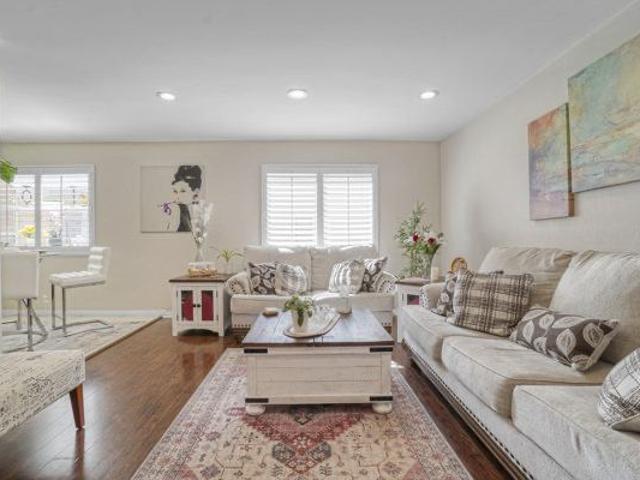 Beautiful trilevel townhouse