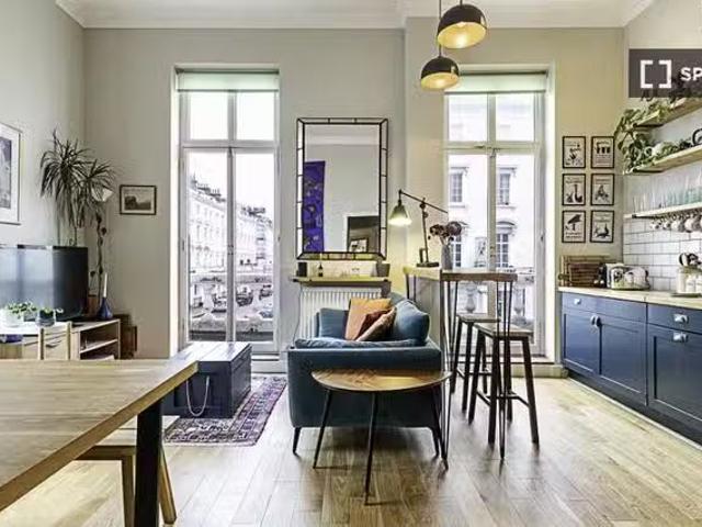 Beautiful Two Bedroom Abode Near Victoria