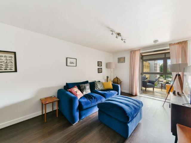 Beautiful two bedroom apartment at the head of the Kingsland Basin