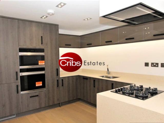 Beautiful Two Bedroom Flat in Tolworth KT6