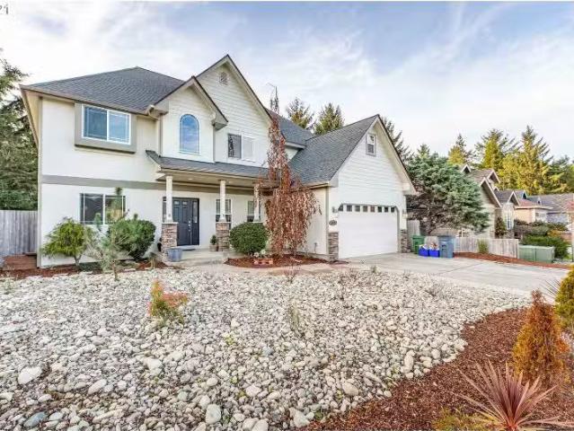 BEAUTIFULL LARGE FAMILY Home on quiet Cull de sac located at t.