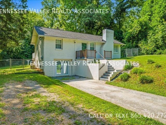 Beautifully 3 Bedroom Home with Private Back Yard for Rent in Halls!