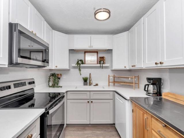Beautifully Updated Home with Large Rooms – Design