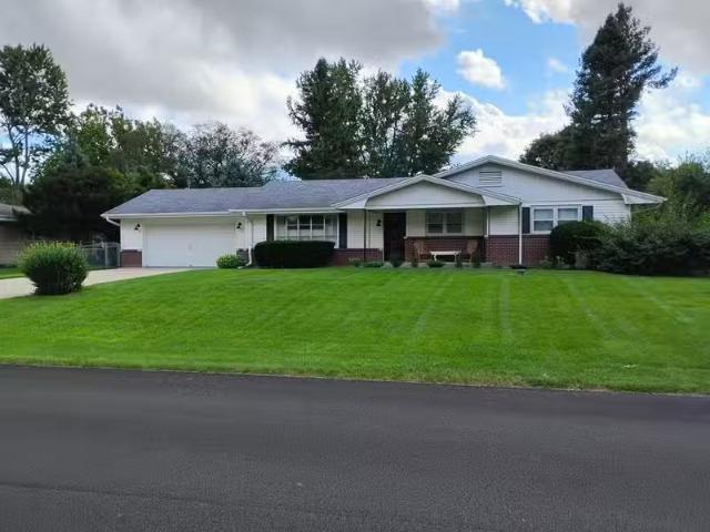 Beautifully updated/ Spacious 3 Bedroom 2 Bathroom House In Ro.