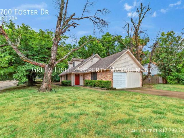 Beautifully updated 3 bedroom 2 bathroom home in a corner lot