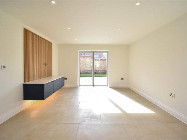 Beautifully crafted 4 bedroom detached house situated in the picturesque village of Stuntney offering excellent access to Ely city and railway station. Secure allocated parking. ASHP. Unfurnished