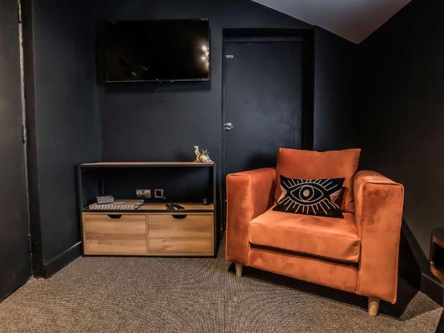 Beautifully designed en suite rooms in sought after house Room 3