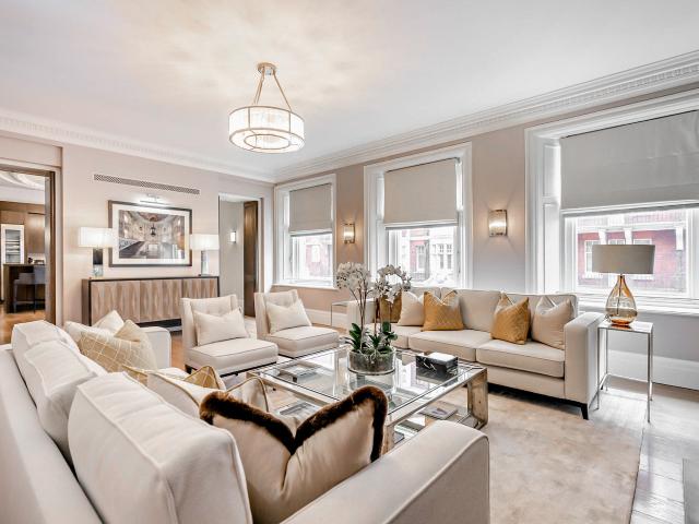 Beautifully finished lateral apartment within Grade II listed building