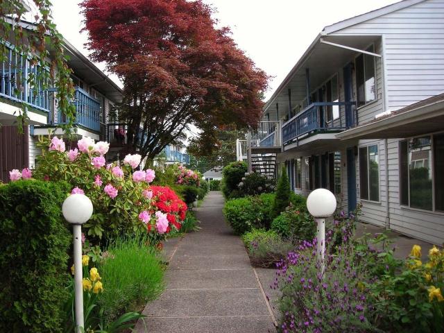 Beautifully Landscaped 1 and 2 bedroom apartments 2 Bedroom Apartment for Rent at 1712 E Fourth Plain Blvd, Vancouver, WA 98661 Rose Village