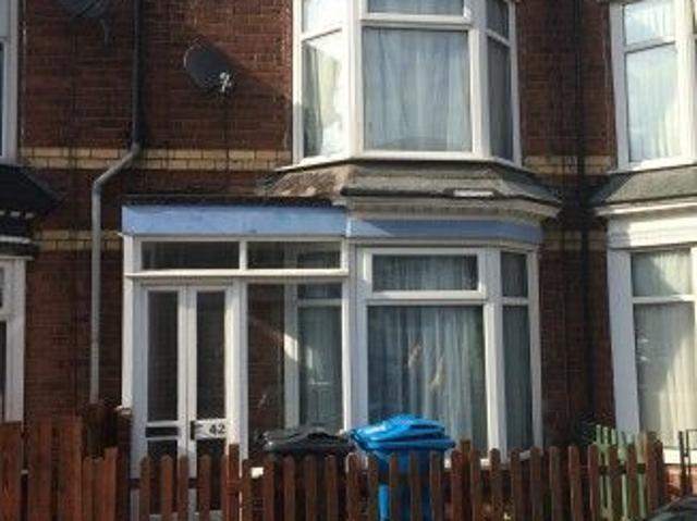 Beautifully Maintained Large 2 Bedroom House near Newlands Ave