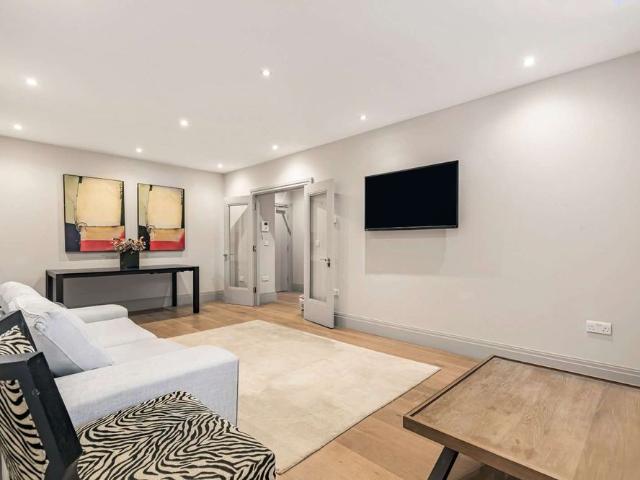 Beautifully maintained two bedroom apartment in the centre of Richmond