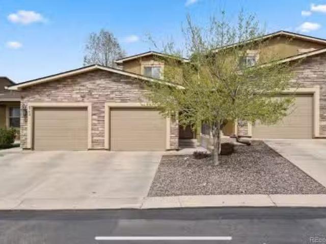 Beautifully maintained 3 Bed/3.5 Bath Townhouse in Colorado Sp.