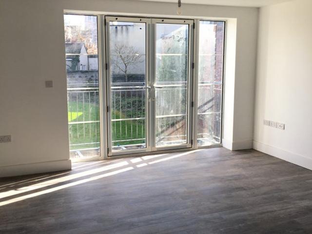 Beautifully present 2 bedroom apartment
