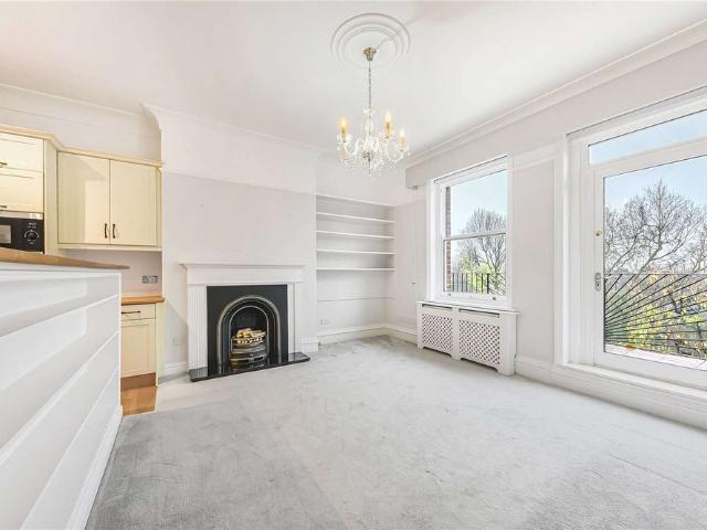 Beautifully presented 1 bedroom apartment, on this highly sought after road in Hampstead village