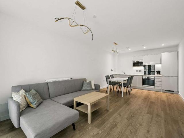 Beautifully presented 1 double bedroom apartment to rent in E16
