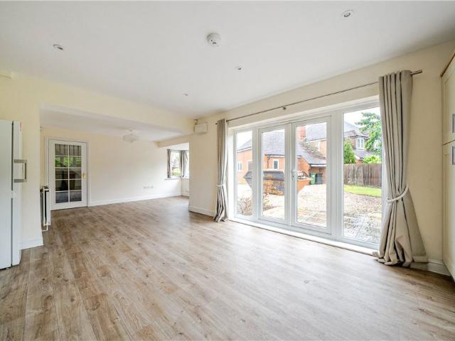 Beautifully presented 4 bed detached house with a large private garden and detached garage