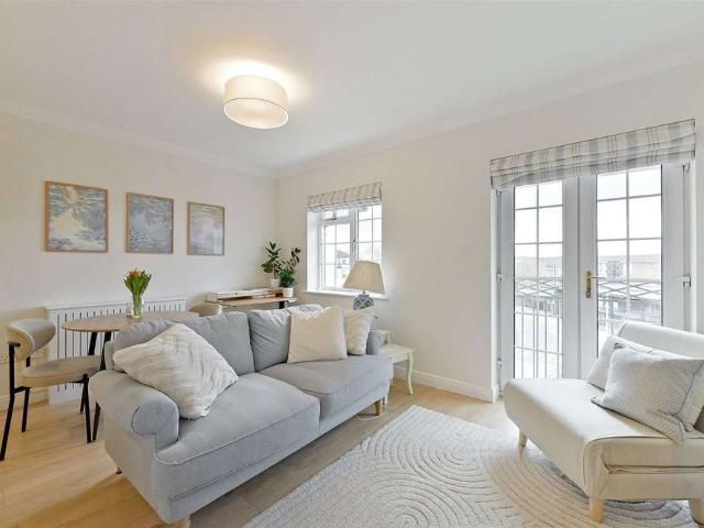 Beautifully presented one bedroom apartment in a gated Windsor development with parking