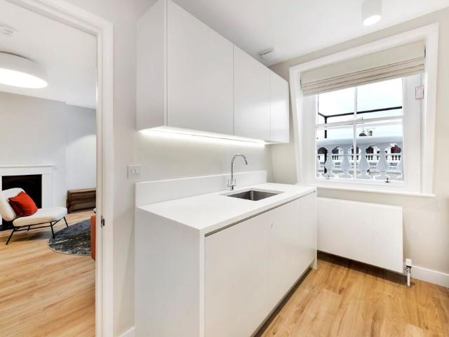 Beautifully presented one bedroom apartment with bright open plan living