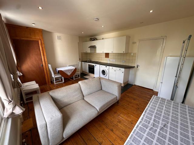 Beautifully Presented One Bedroom Flat Near Highbury & Islington