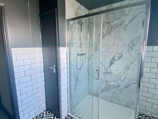 Beautifully Presented Small Double Room in a Professional House Share – All Bills Included RM4