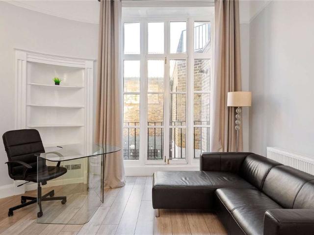 Beautifully presented two bedroom apartment forming part of an impressive Georgian terrace