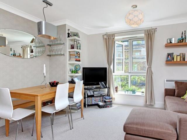 Beautifully presented two bedroom apartment in a sought after location adjacent to Islington Green