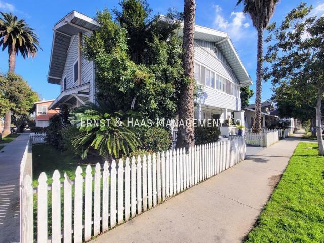 Beautifully Remodeled 3 Bedroom Craftsman Apartment in Downtown Long Beach!