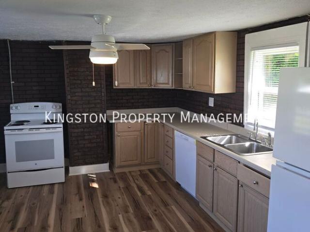 Beautifully Remodeled 2 Bedroom, Corner Lot Home Near Downtown Versailles