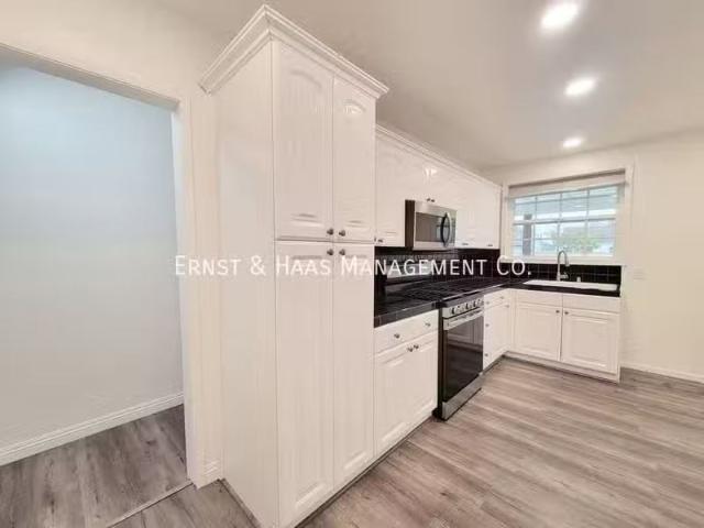 Beautifully Remodeled Front Home With a Sh. Apartments in La.