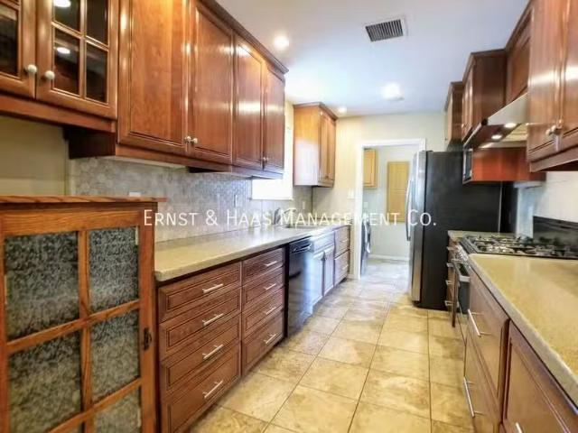 Beautifully Remodeled Pool Home with Solar. Apartments in Lo.