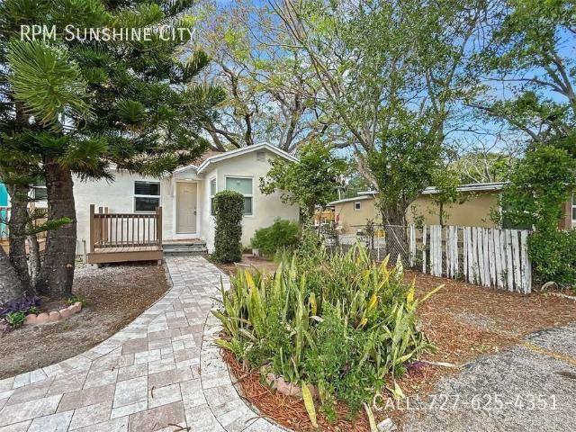 Beautifully Renovated 2 Bed/1 Bath Duplex – Move In Ready in the Heart of Clearwater!
