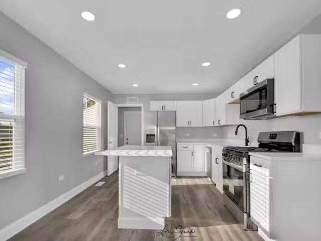 Beautifully Renovated 4 Bedroom Home in Prime Romeoville Locat.