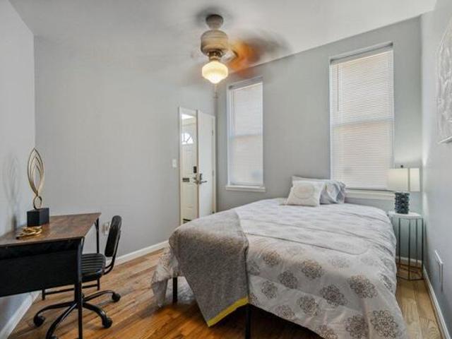 Beautifully Renovated Baltimore Townhouse Spacious Dining Utilities Included Fast WiFi