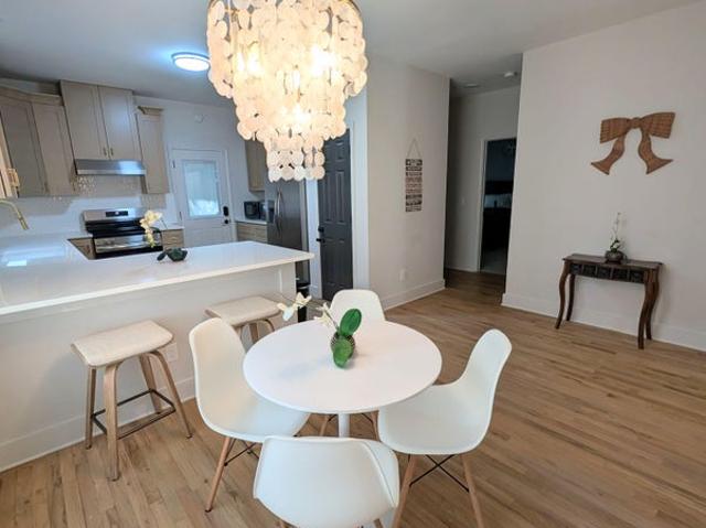 Beautifully Renovated Grove Park Home – Rooms for