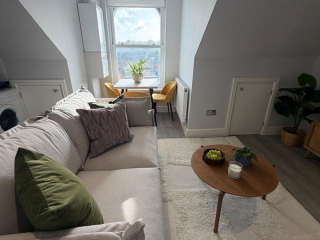 Beautifully renovated Flat next to Tube