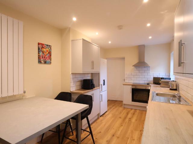 Beautifully Refurbished 5 Bedroom En Suite House Share Room 1