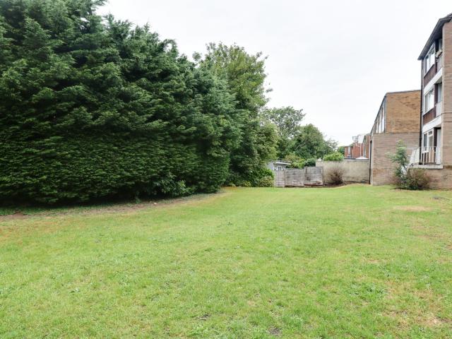 Beautifully Refurbished 2 Bed Room Flat Warrenhurst Crt, London Road