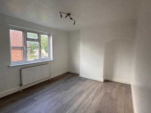 Beautifully Refurbished 2 Bedroom Home with Garden