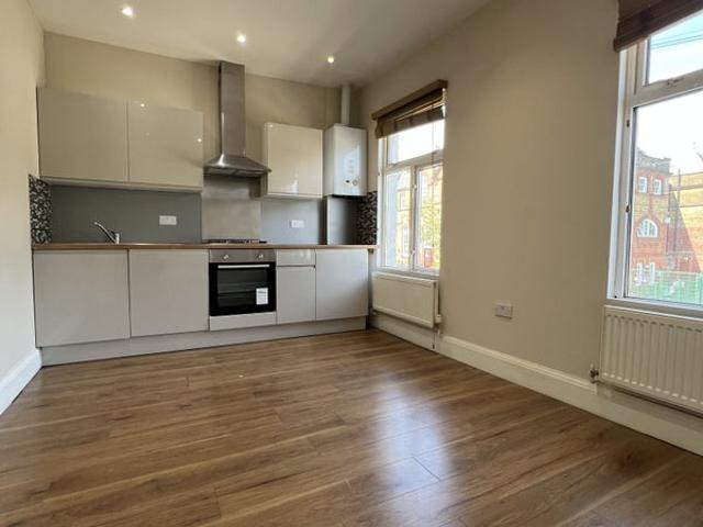 Beautifully refurbished 3 bedroom 2 bath apartment