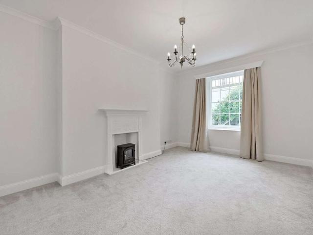 Beautifully Refurbished Two Bedroom Home in a Peaceful Canynge Square