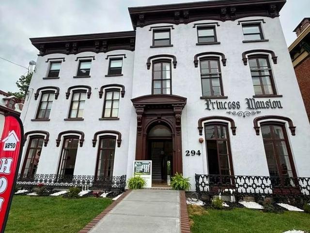 BEAUTIFULLY RESTORED HISTORIC APARTMENTS — STARTIN