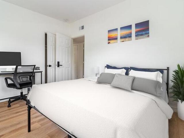 BEAUTIFULRenovated Home Close to Public Transport Washer/Dryer!