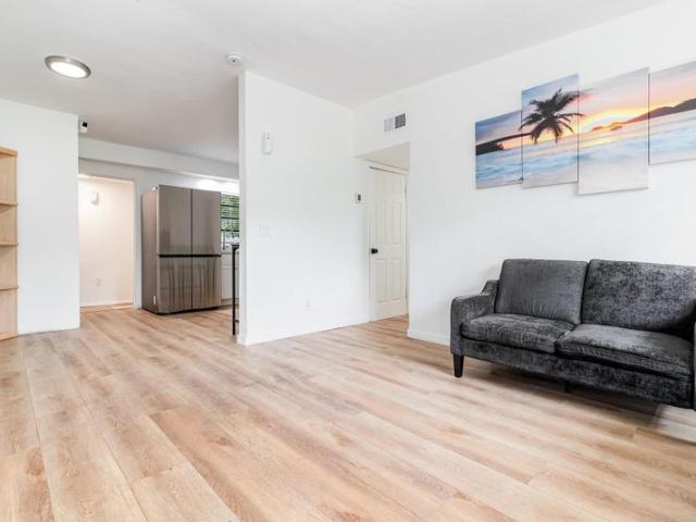 BEAUTIFULRenovated Home Close to Public Transport