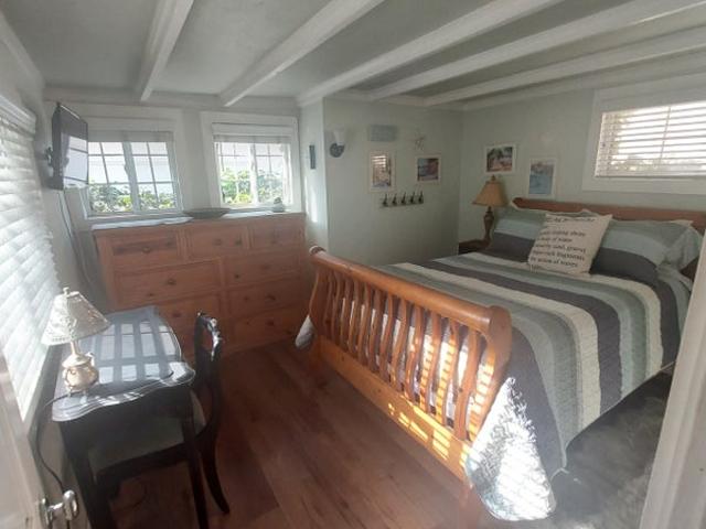 Beach cottage/parking, steps to beach