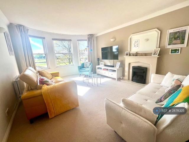 Beach Crescent, Littlehampton, BN17 2 bed flat to rent £1,850 pcm £427 pw