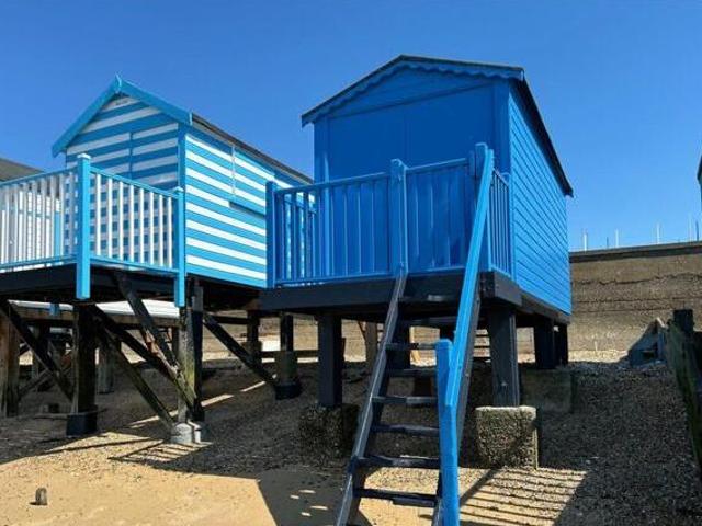 Beach Hut,thorpe Bay Seafront, Detached House For