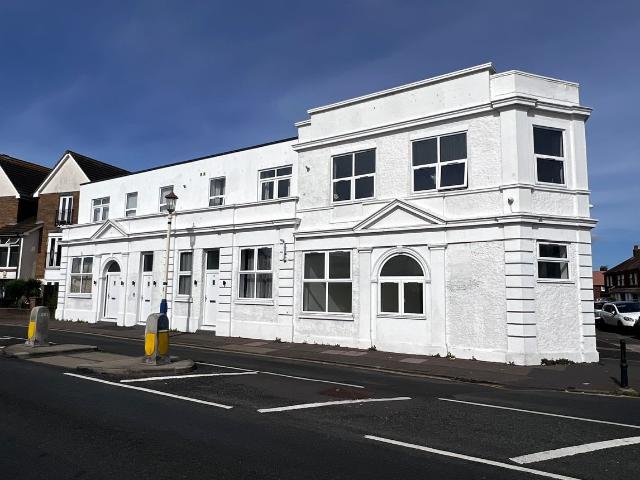 Beach Road, Eastbourne BN22, 2 bed flat to rent, £1,250 pcm | PrimeLocation